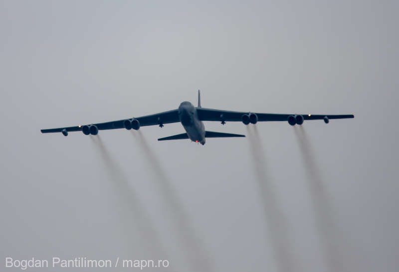 (FOTO) Ce s-a întâmplat? BOMBARDIER american pe cerul României!