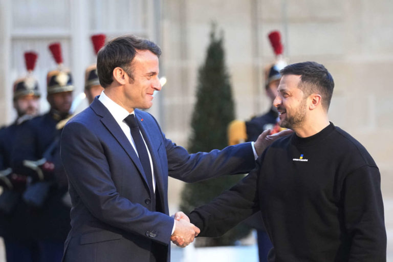 Discuții de culise la G7. Macron și Zelenski, surprinși de un microfon ...