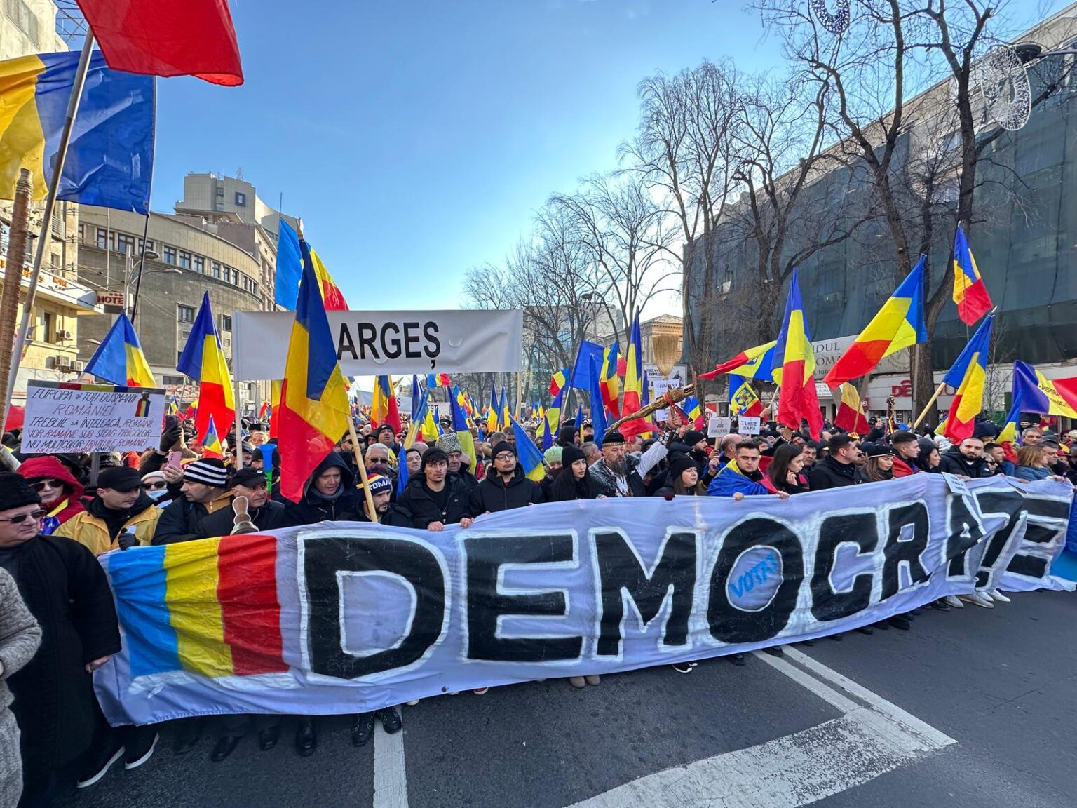 (FOTO/VIDEO) Protestul AUR: "Jos Iohannis!", "Turul doi, înapoi!"