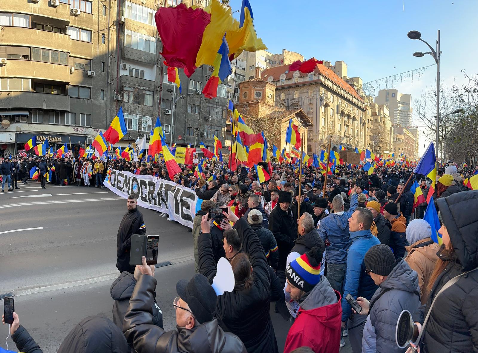 (FOTO/VIDEO) Protestul AUR: "Jos Iohannis!", "Turul doi, înapoi!"