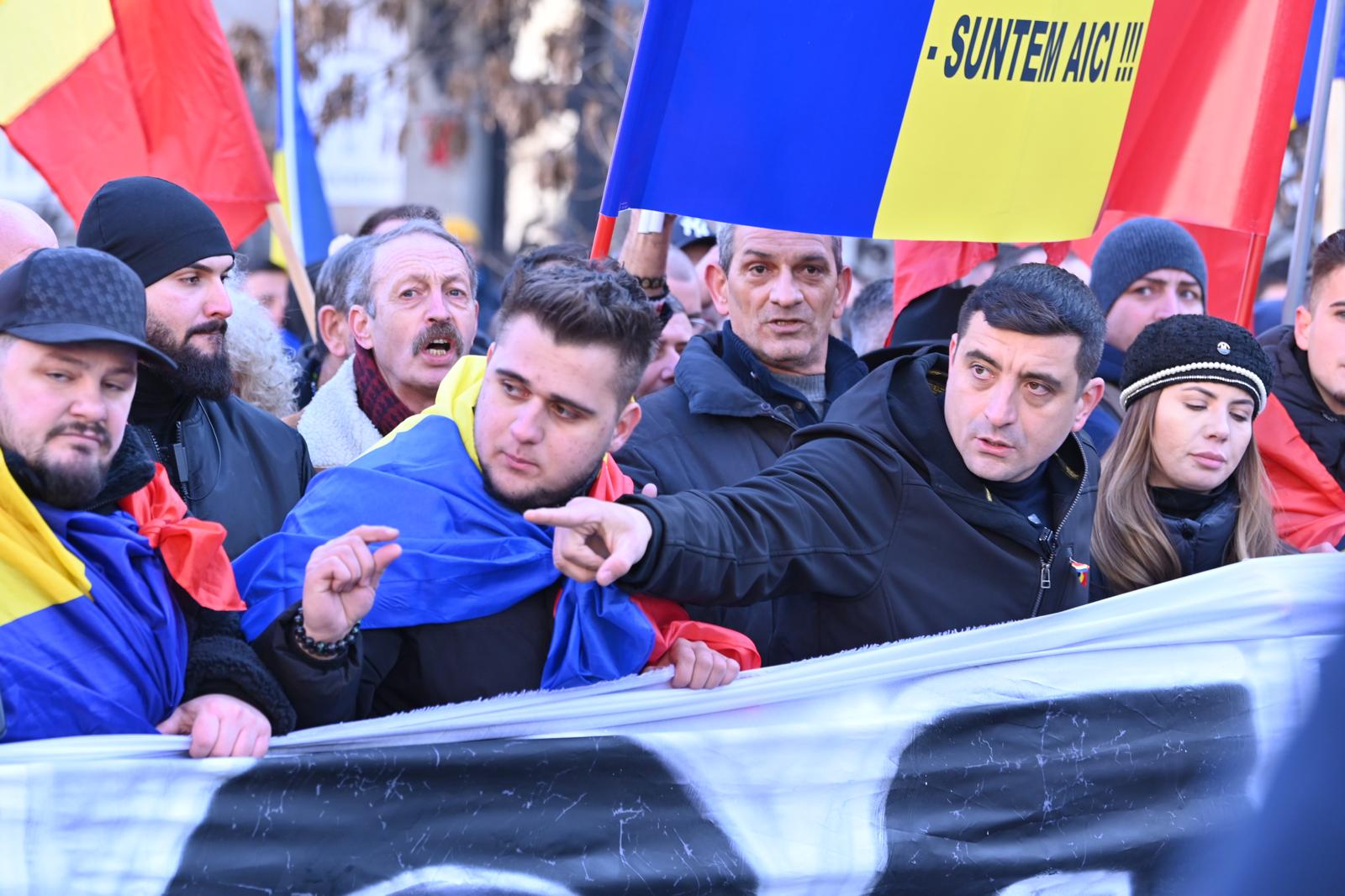 (FOTO/VIDEO) Protestul AUR: "Jos Iohannis!", "Turul doi, înapoi!"