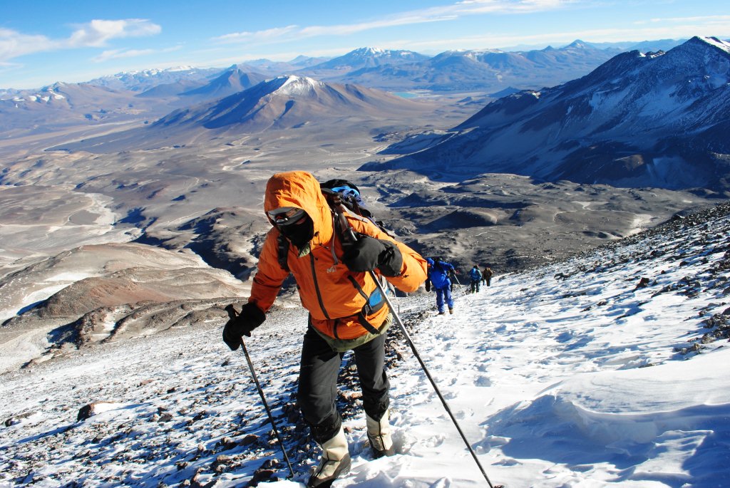Alpinist român, mort pe cel mai înalt vulcan activ din lume, la peste 6 ...