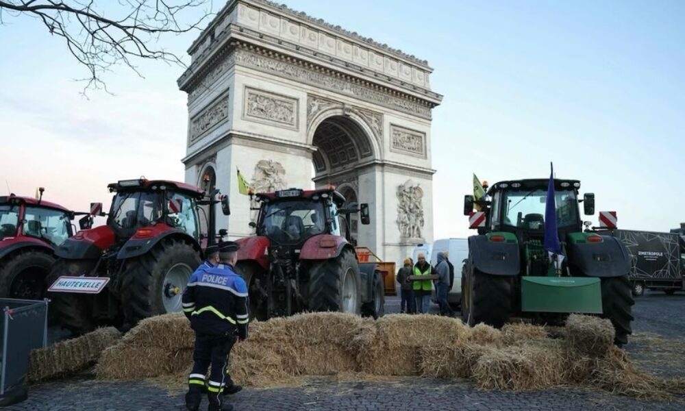 Fermierii francezi blochează Parisul în semn de protest față de acordul ...